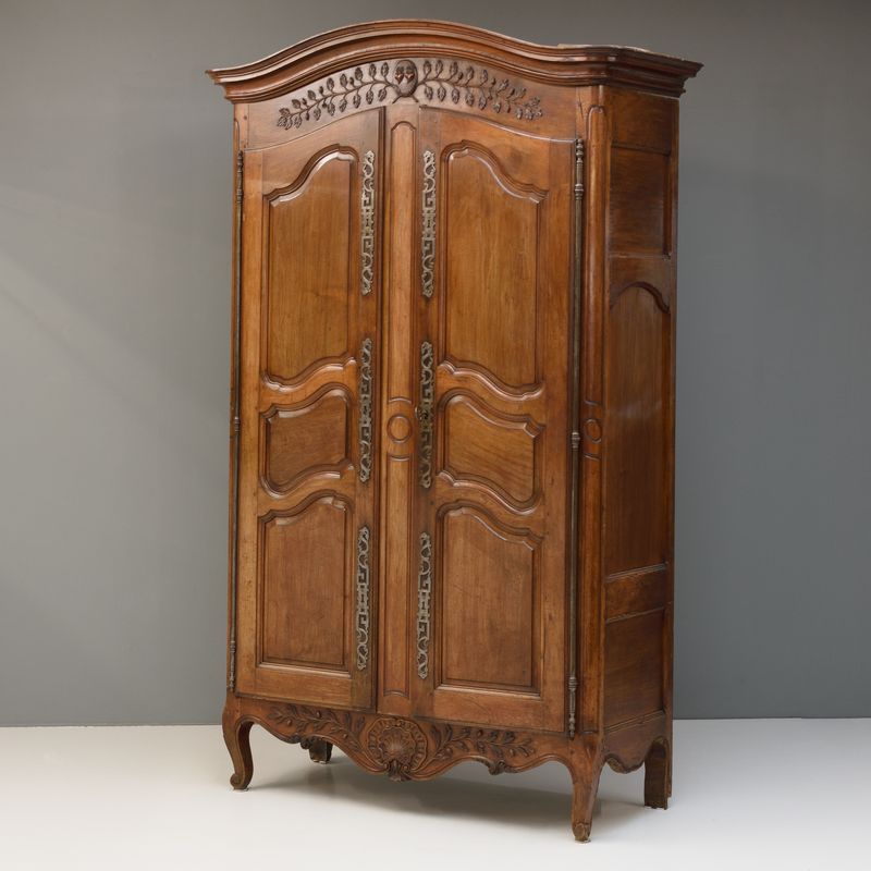 Armoire store